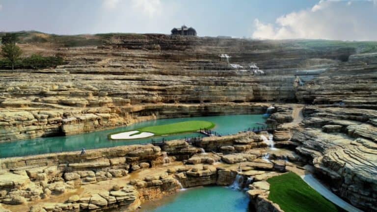 American Golf Greats Tiger Woods and Justin Thomas Face Off Against ...